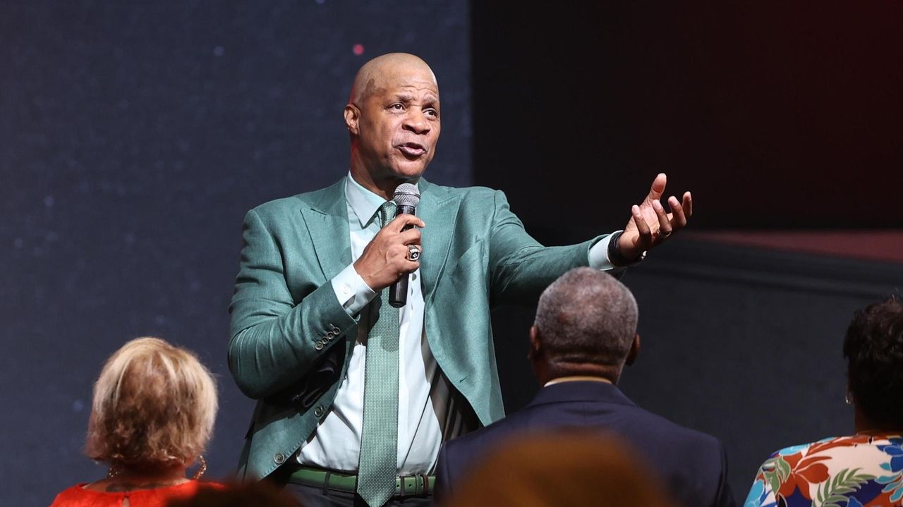 Darryl Strawberry preaches at LI church - Newsday