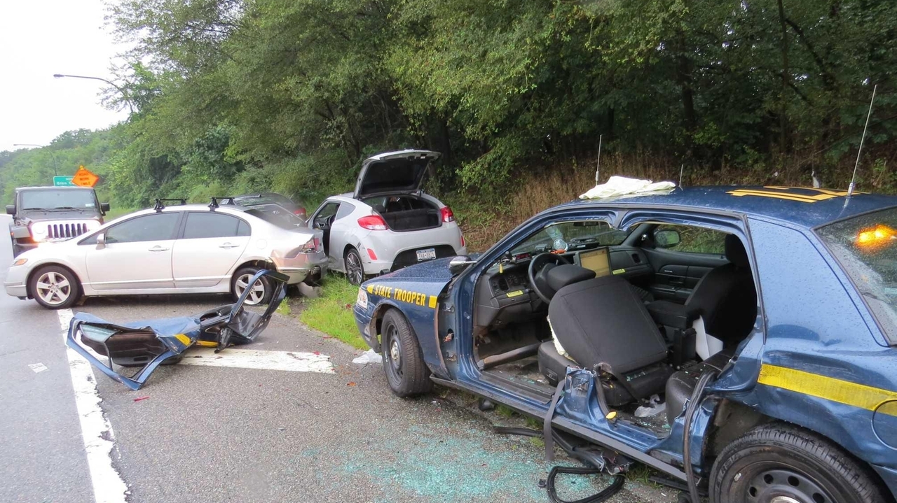 Northern State crash injures state trooper, police say - Newsday