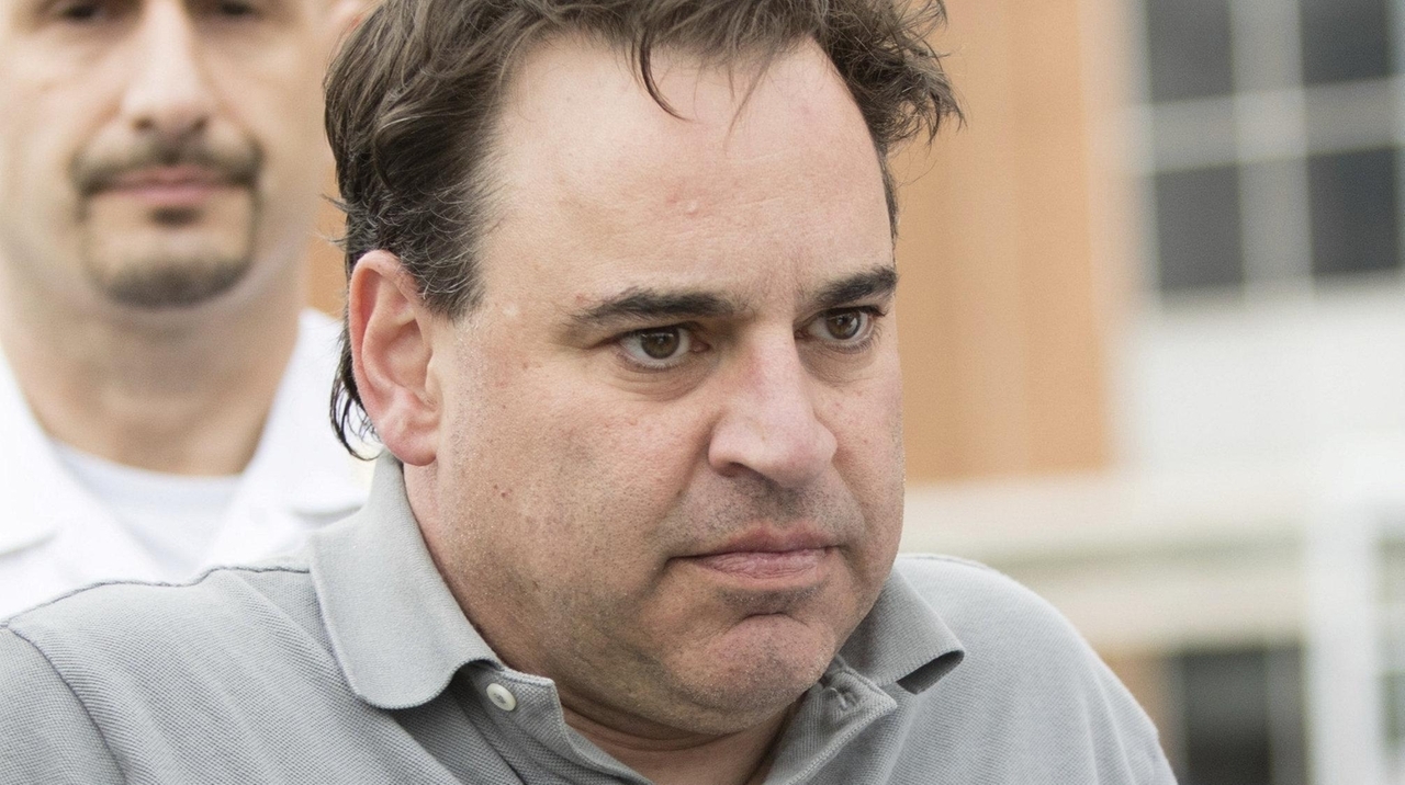Suspended Suffolk judge pleads guilty to sneaking into house to steal ...
