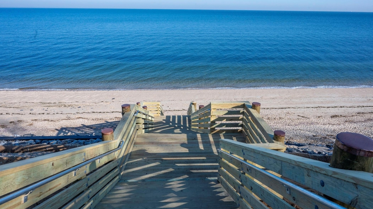 Smithtown locals could say goodbye to free beach parking - Newsday