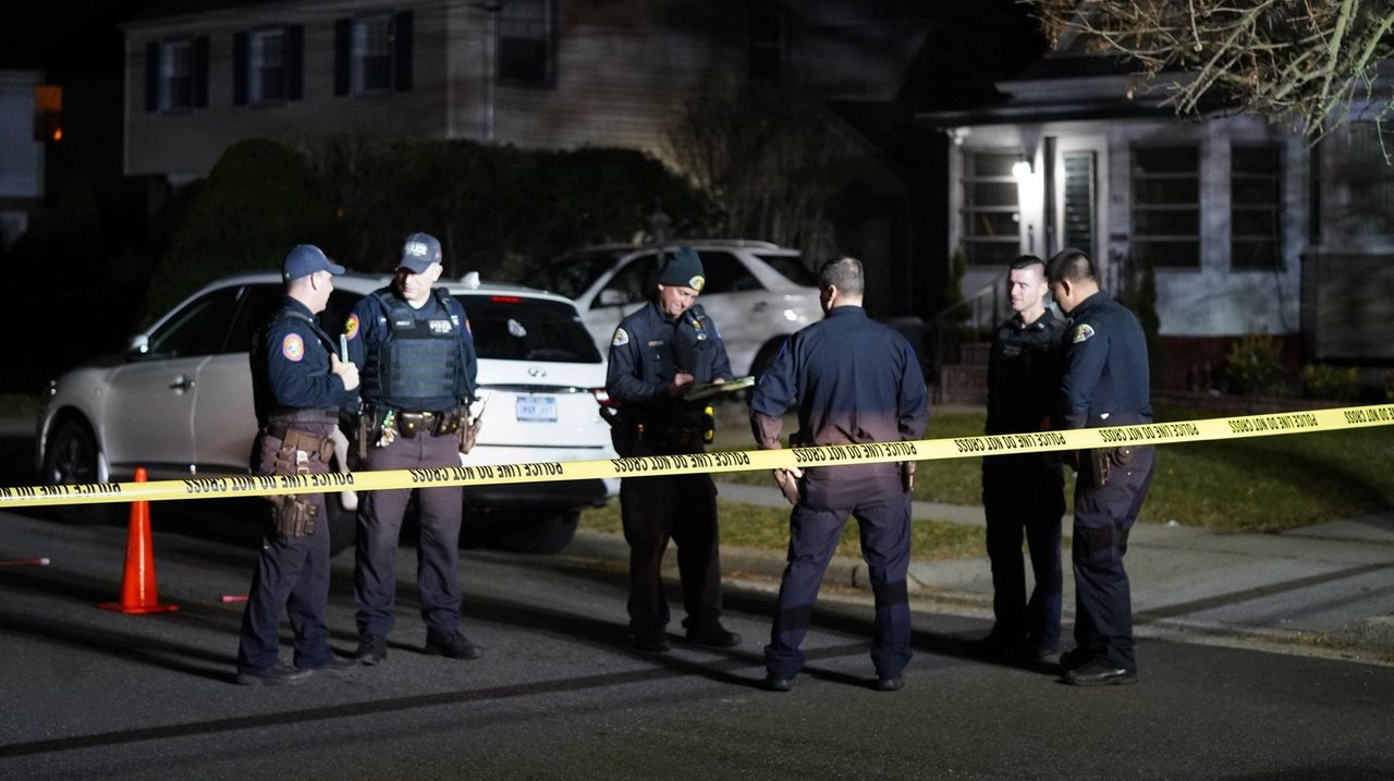 Man, 22, shot in leg in Hempstead, police say - Newsday