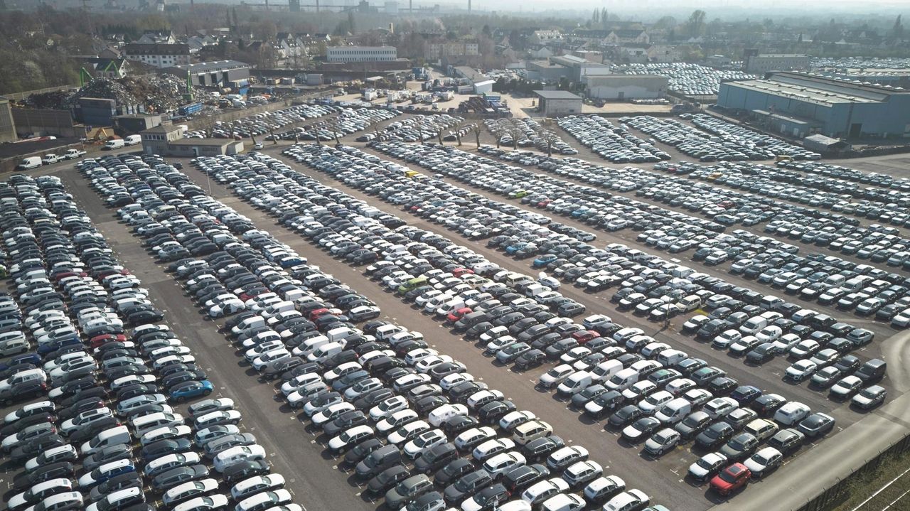 Trump places 25% tariff on imported autos. Carmakers could face higher ...