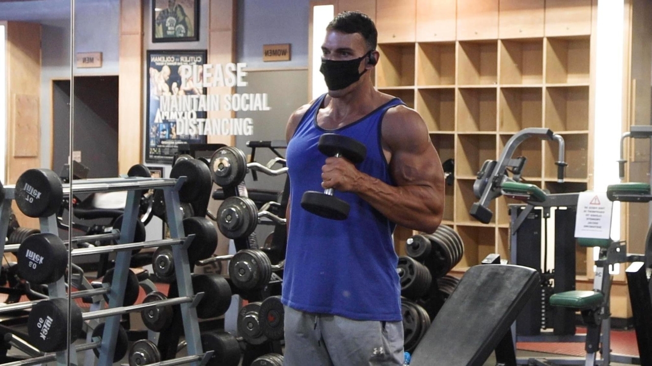Fitness buffs happily line up to get back on the treadmill as gyms ...