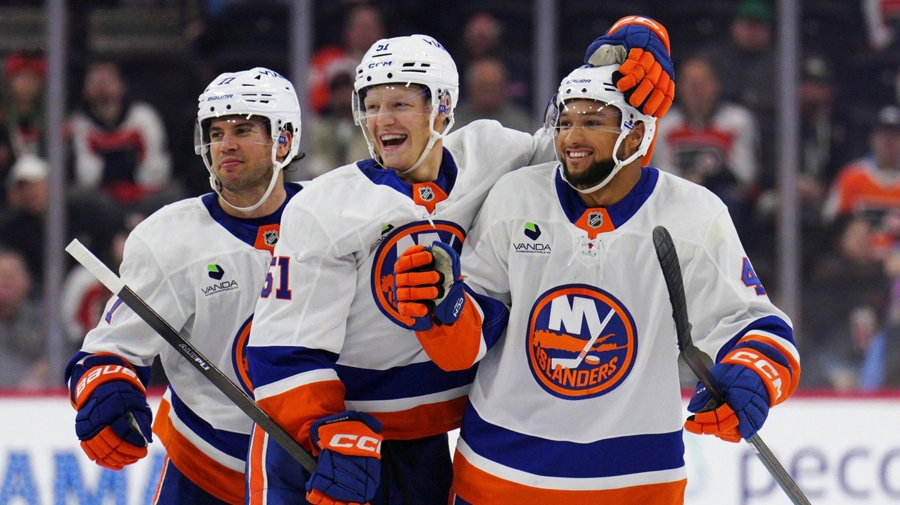 LI's Marshall Warren records two assists in Islanders debut - Newsday