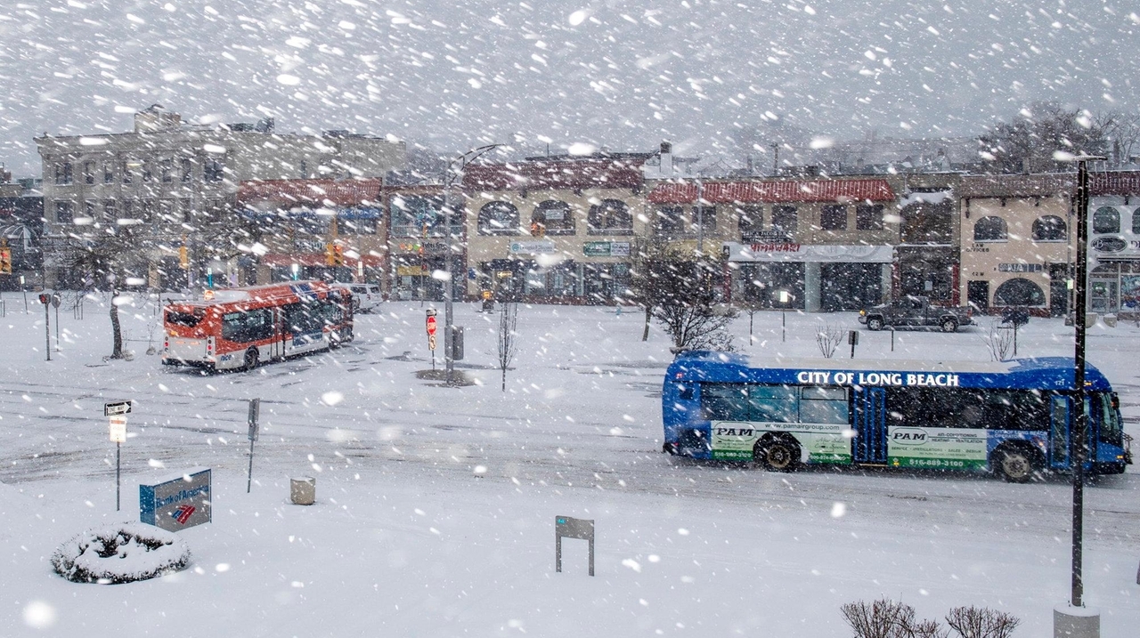 Railroad, airports, buses shut down service because of winter blast ...
