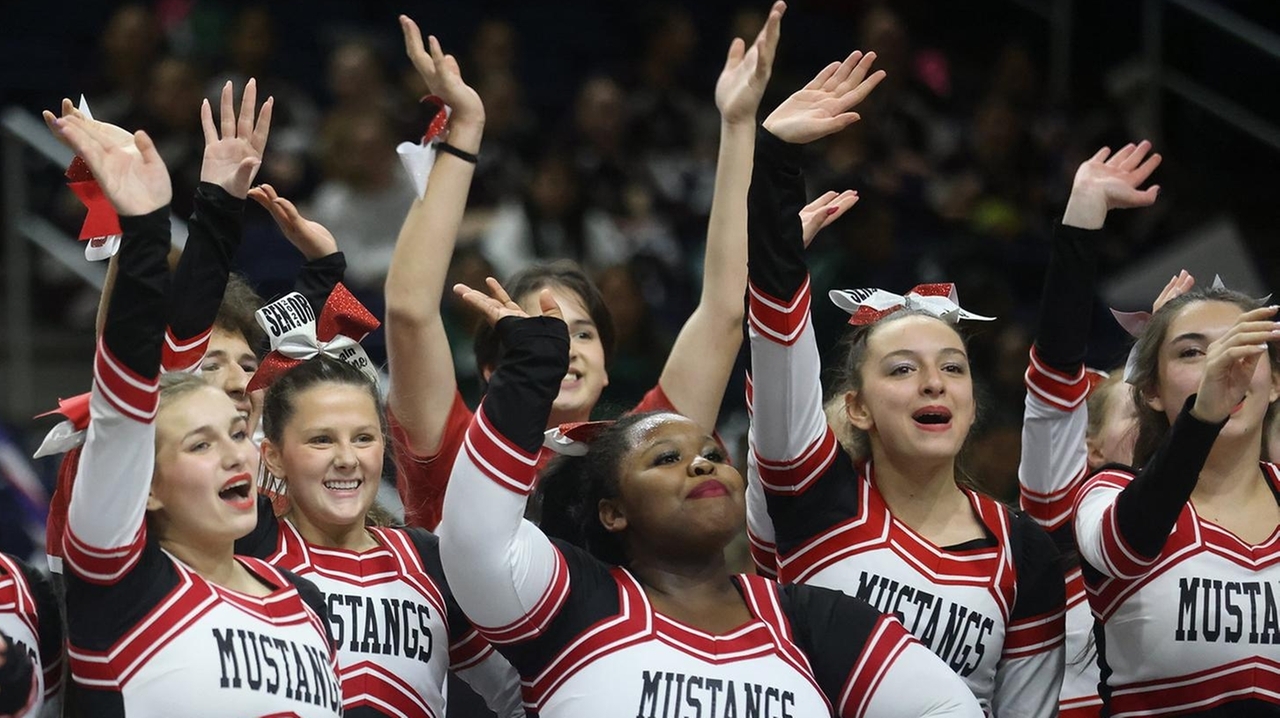 Newsday Cheer Fest: Mineola - Newsday