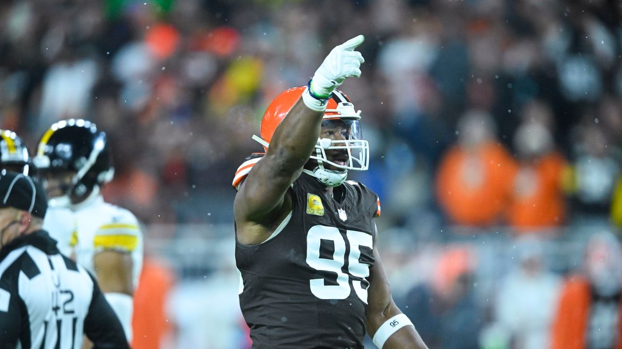 Browns' Myles Garrett gets 3 sacks in win, sends message to Steelers and T.J. Watt: "'I'm the ...