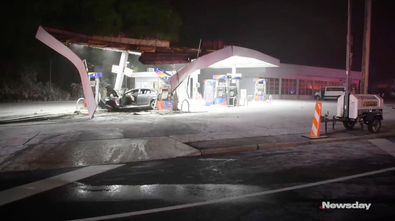 Police: 2 dead after car crashes into Commack gas station - Newsday