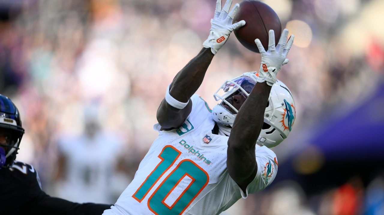 Dolphins and Bills meet in Sunday night showdown that will decide AFC ...