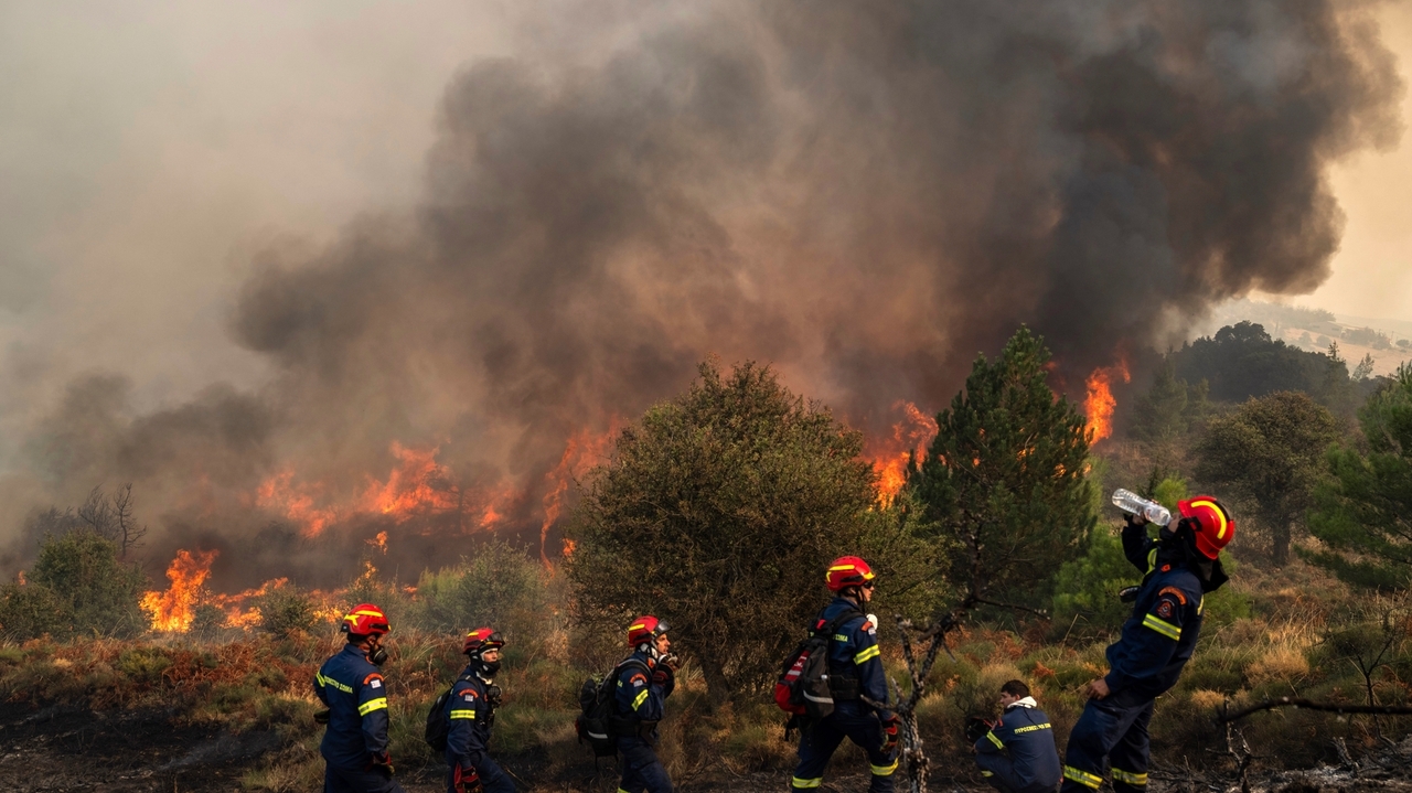 Hundreds of firefighters battle a deadly forest fire raging in southern ...