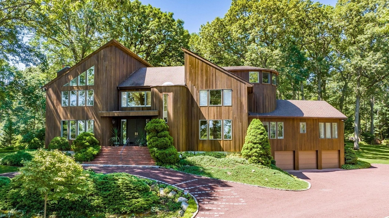 $2.6M Lloyd Harbor home has geothermal, private beach access - Newsday