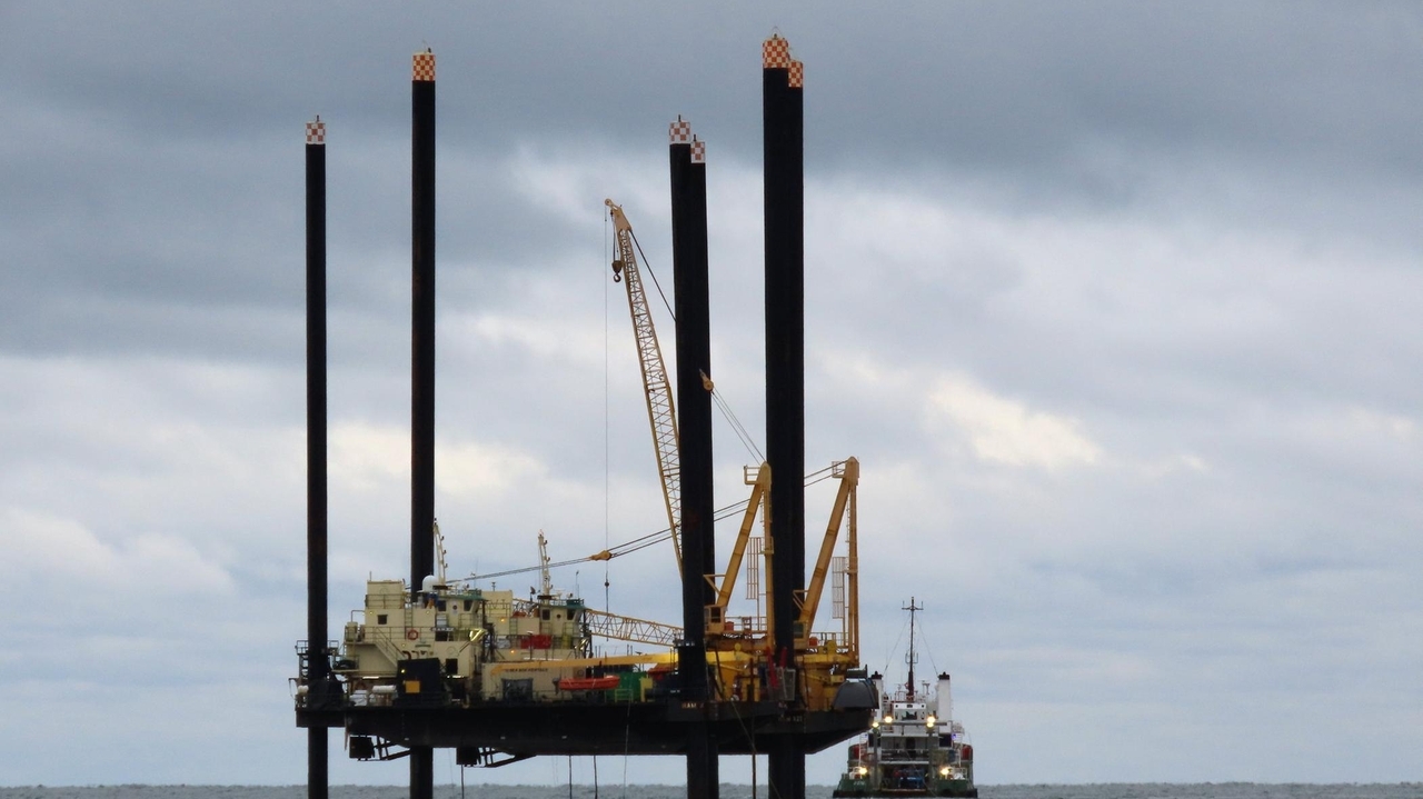 Massachusetts judge overturns Trump's wind-energy permit freeze - Newsday