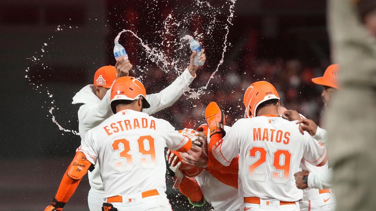 Pederson hits tying homer in 8th, draws winning walk for the Giants in the 9th - Newsday