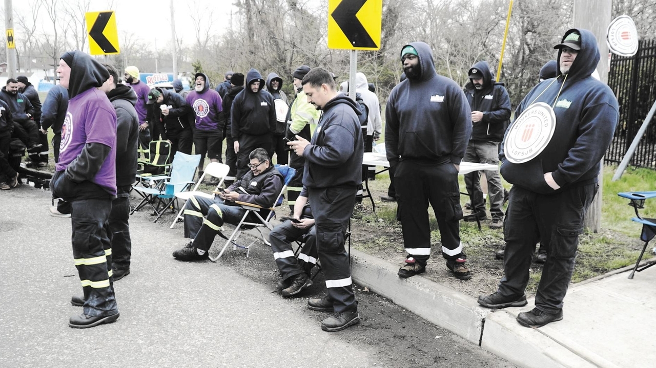 Wyandanch, NYC beer delivery workers on strike over pension dispute ...