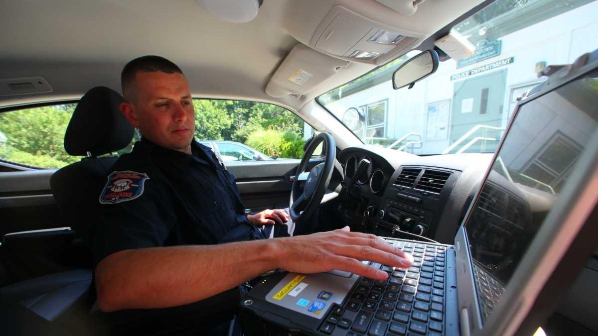 Residents support new Muttontown police - Newsday