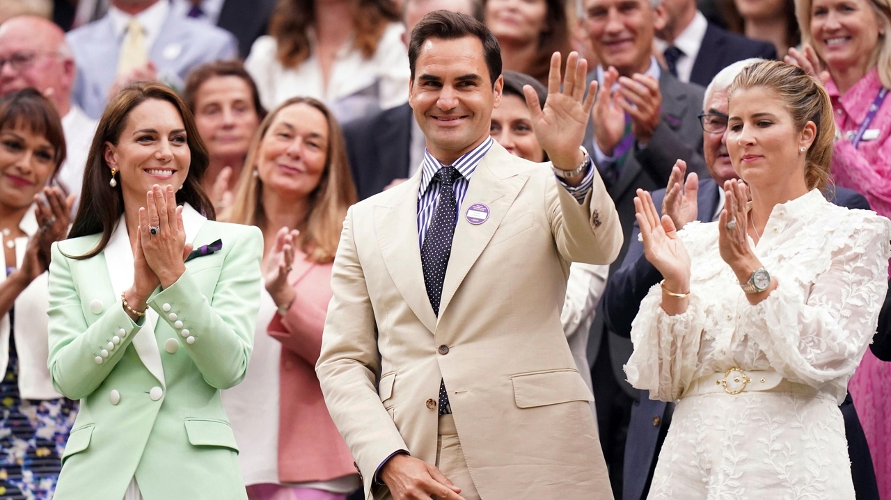 Roger Federer receives a lengthy standing ovation at Wimbledon from ...
