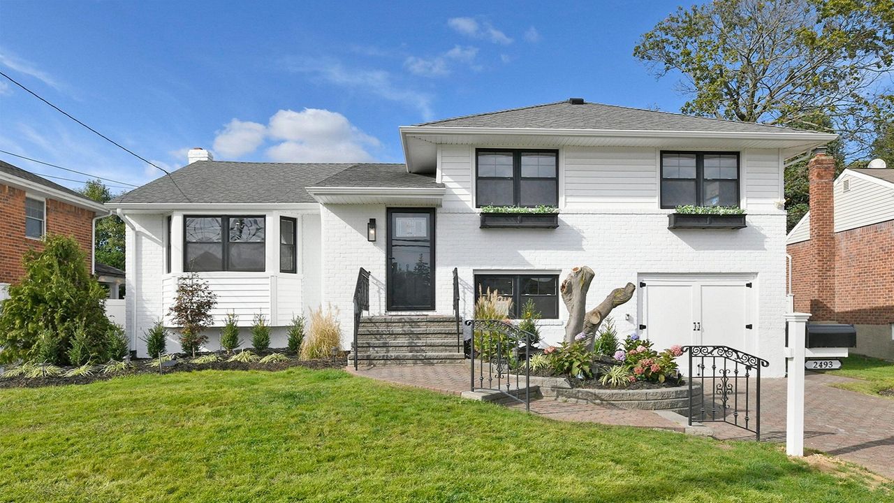 Renovated 1956 North Bellmore split-level, $779,000 - Newsday
