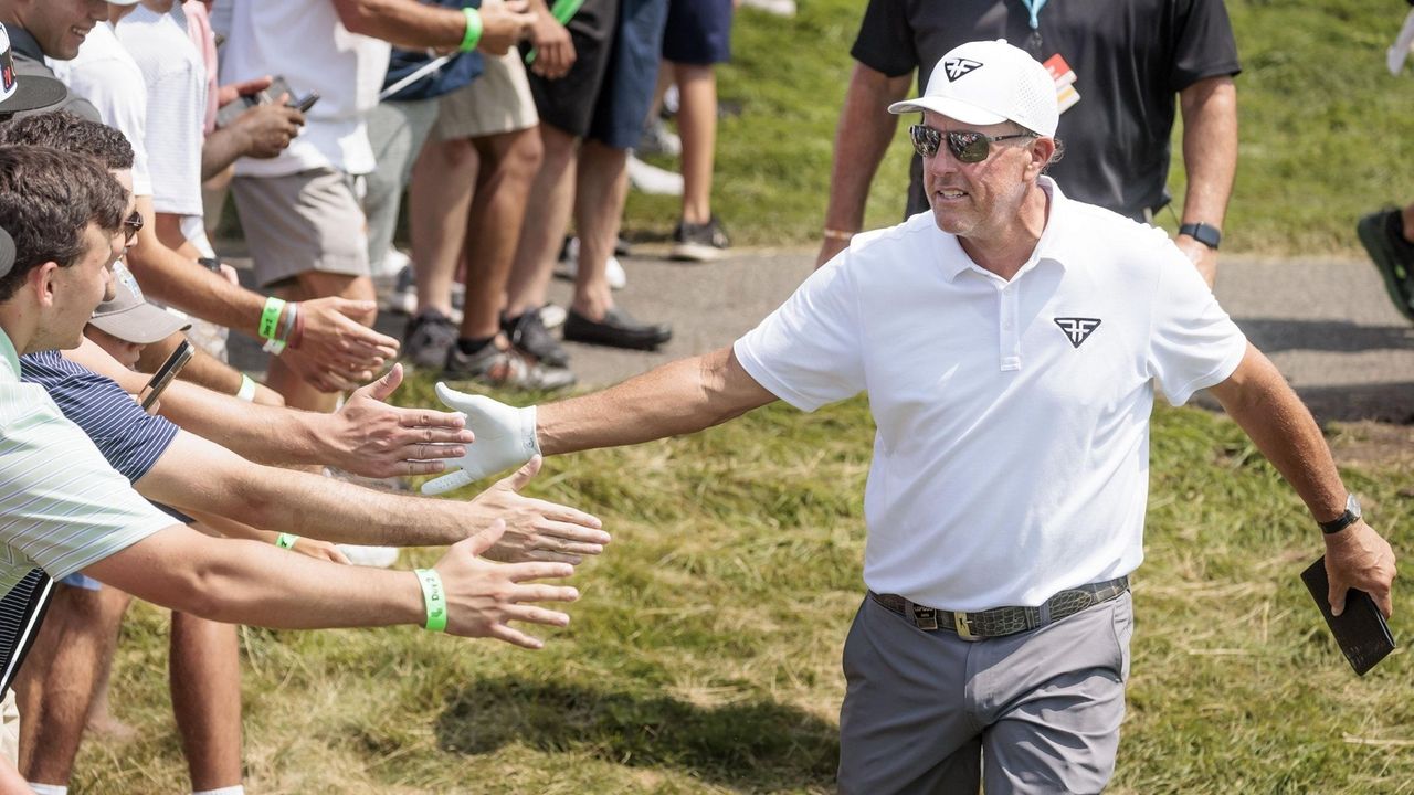 Phil Mickelson cheered into contention at LIV Golf event in New Jersey ...