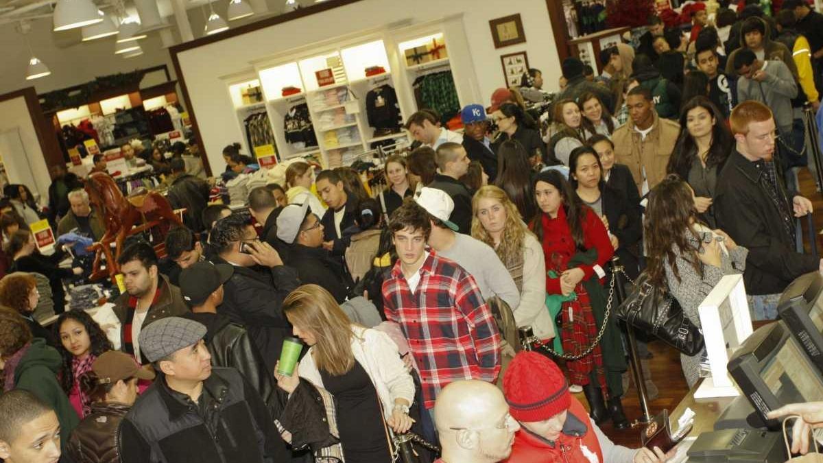 Crowds turn out for early Black Friday shopping - Newsday