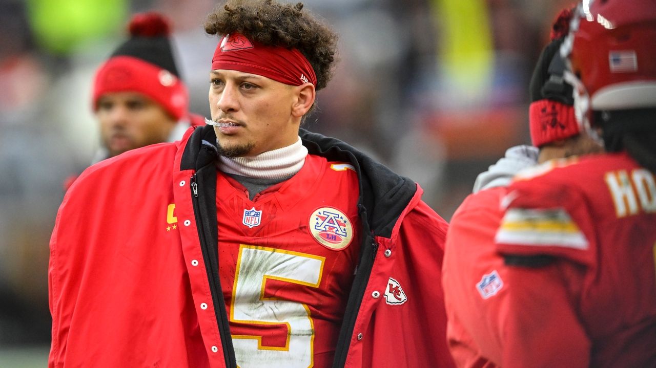 Chiefs QB Patrick Mahomes has high-ankle sprain, status for Houston remains unclear, AP source ...
