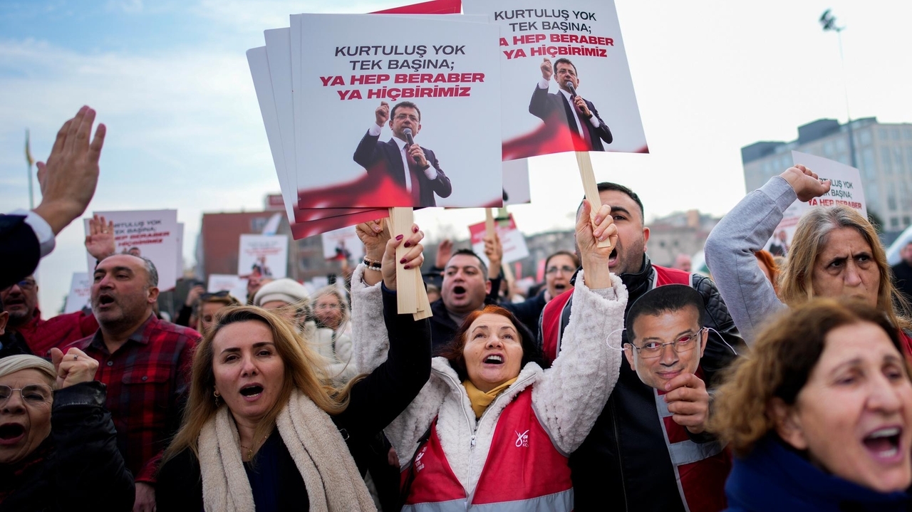 Turkey detains 10 officials, widening a crackdown on Istanbul's ...