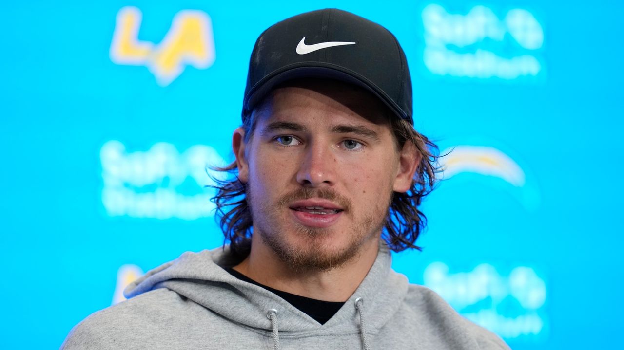 Chargers' Justin Herbert says broken middle finger on non-throwing hand ...