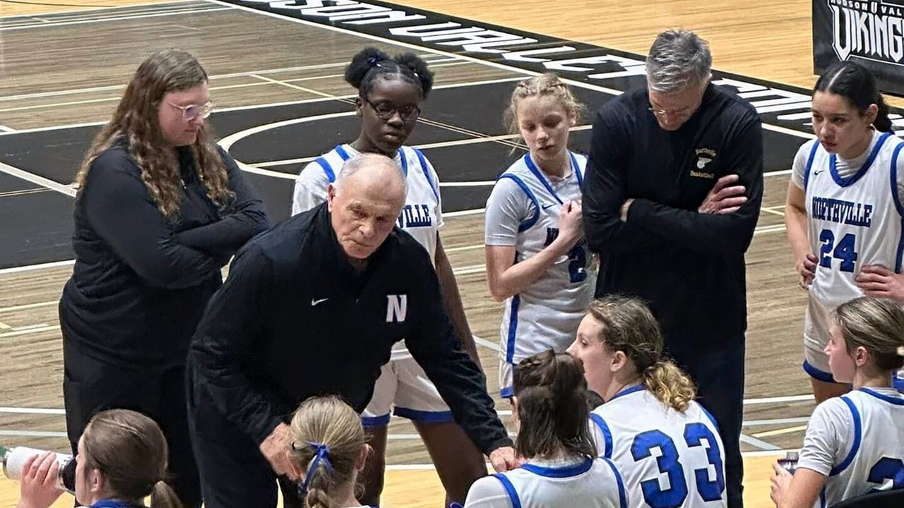 A basketball coaching family, dealing with grief, aims at New York and ...