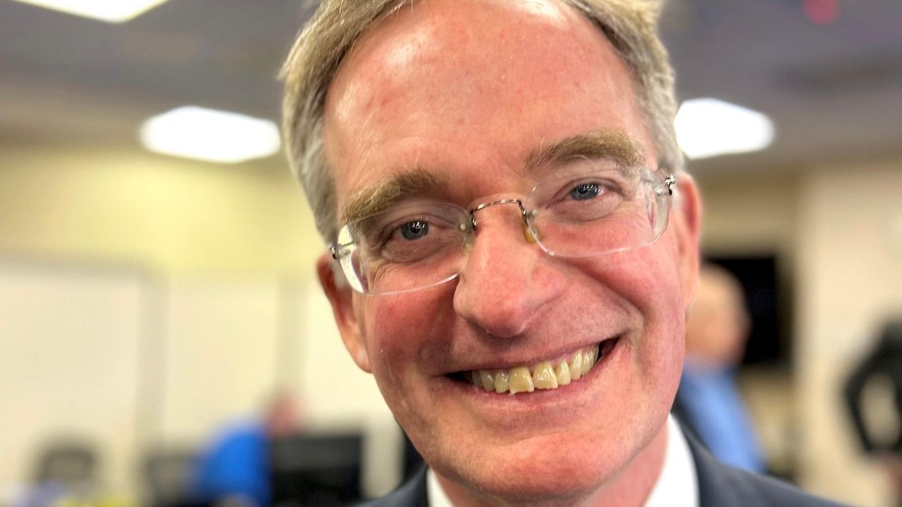 LIPA interim chief John Rhodes to make $365,000 in new job - Newsday