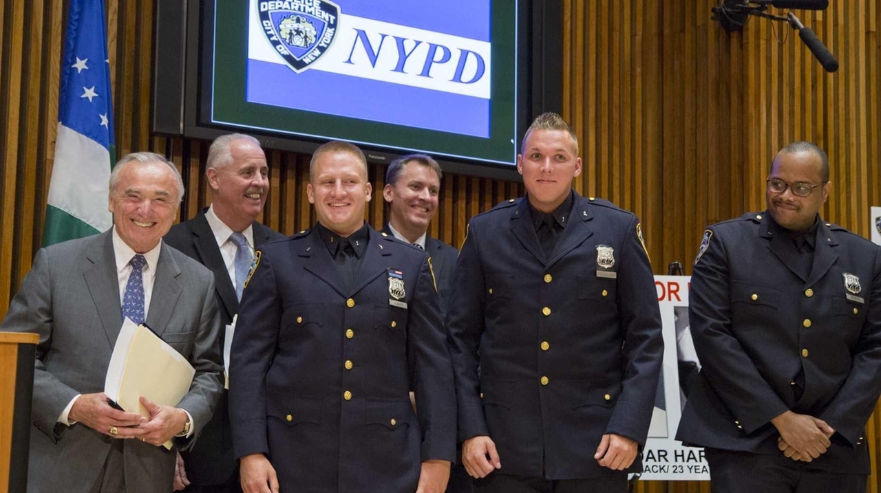 NYPD officers lauded for arrest of murder suspect - Newsday