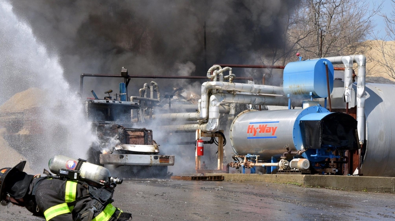 Tank holding liquid asphalt explodes in Melville - Newsday