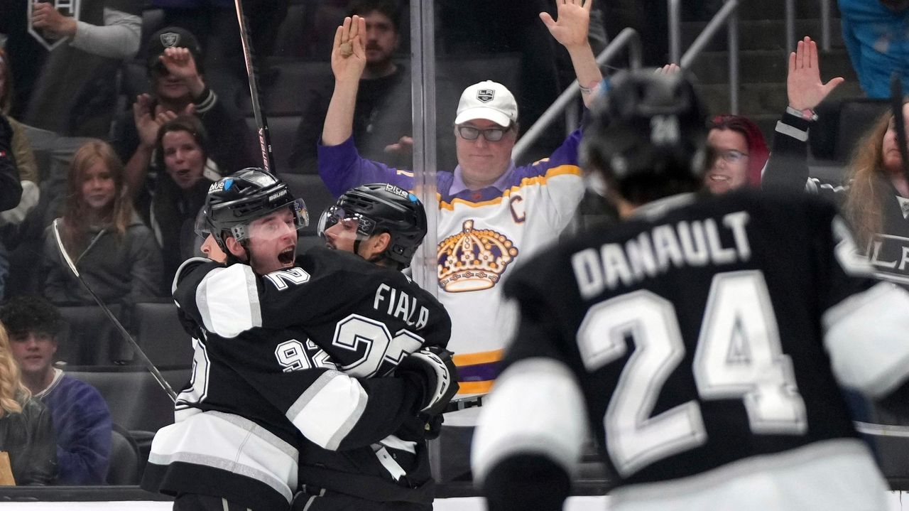 Kopitar helps the Kings beat the Senators 5-2 for their season-high 3rd ...