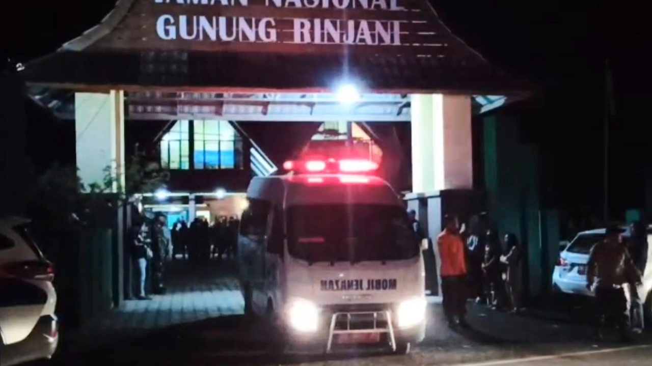 Rescuers retrieve body of Brazilian hiker who fell from Indonesian ...