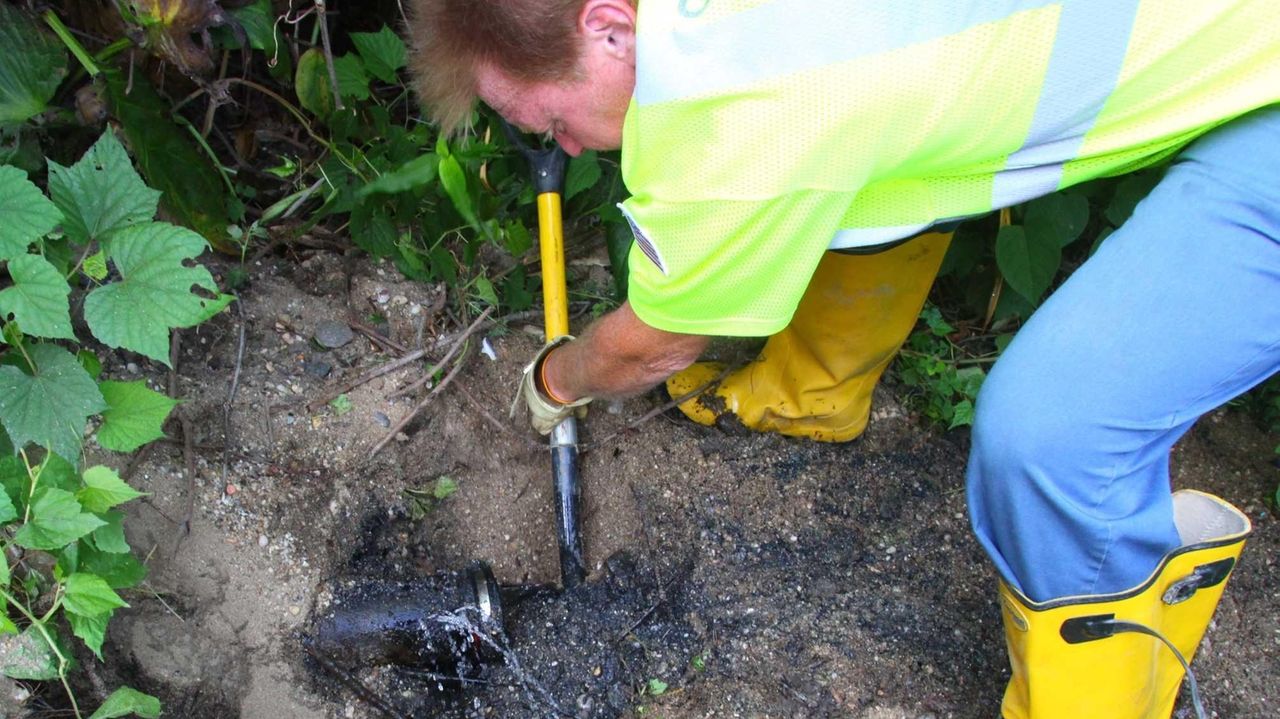 Glen Cove mansion that was cited for sewage is for sale - Newsday