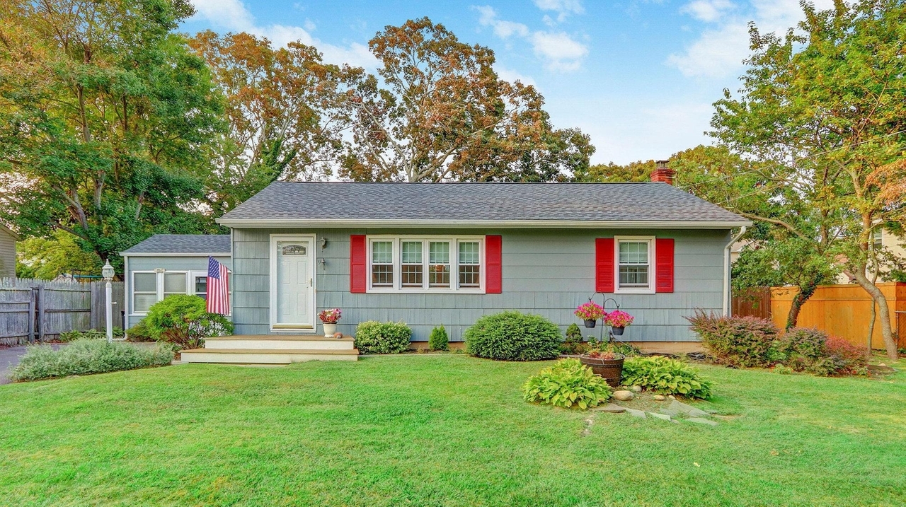 Shirley ranch on the market for $309,000 - Newsday