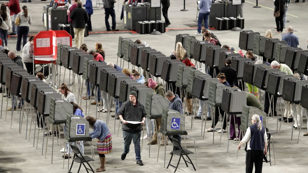 Independent Sen. Angus King turns back 3 challengers to win in Maine ...