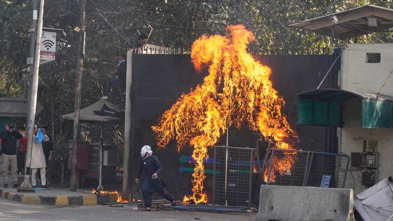 At least 22 people killed in Pakistan as protesters try to storm US ...