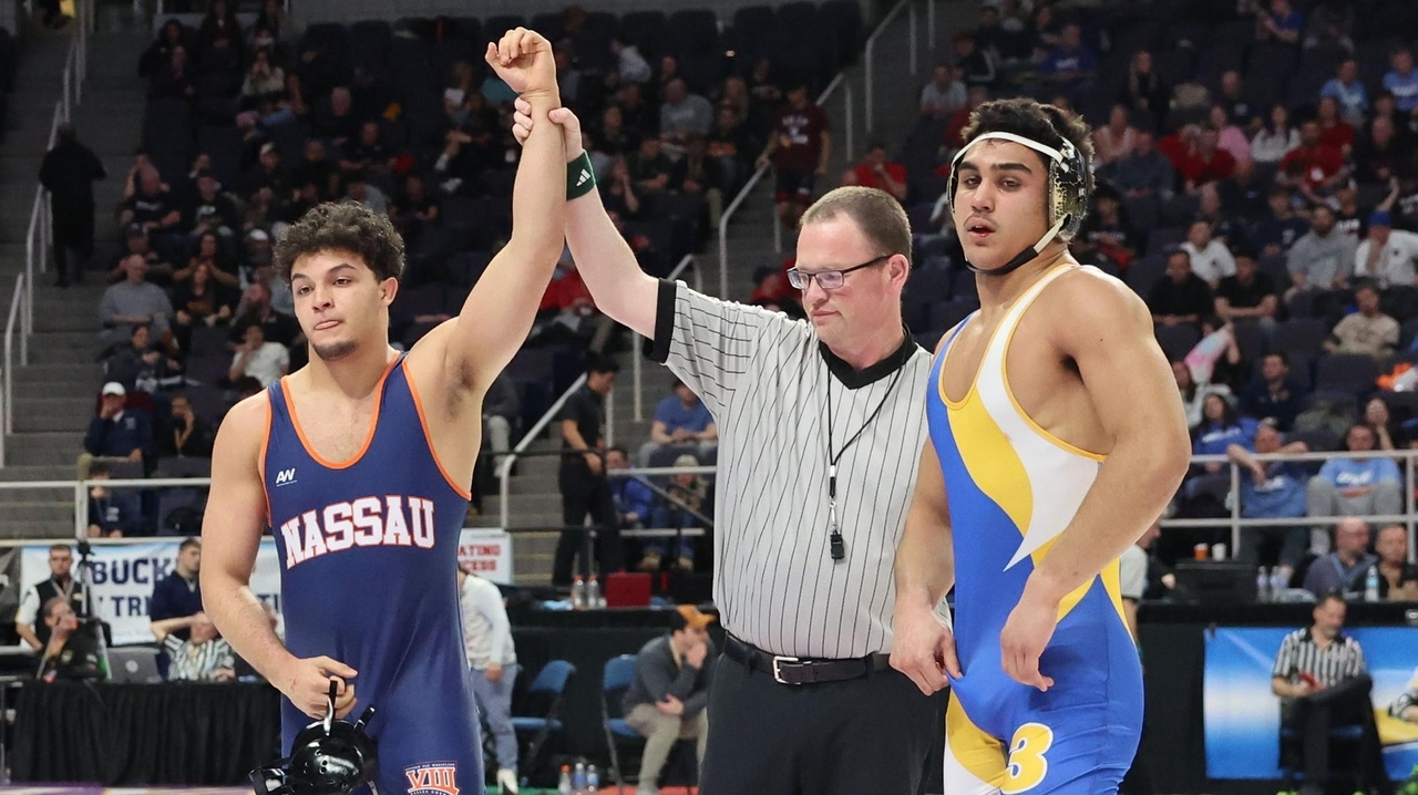 Plainedge wrestler Devin Downes reaches 215-pound state semifinal - Newsday