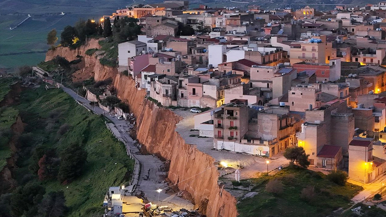 Huge landslide leaves Sicilian homes teetering on cliff edge as 1,500 ...