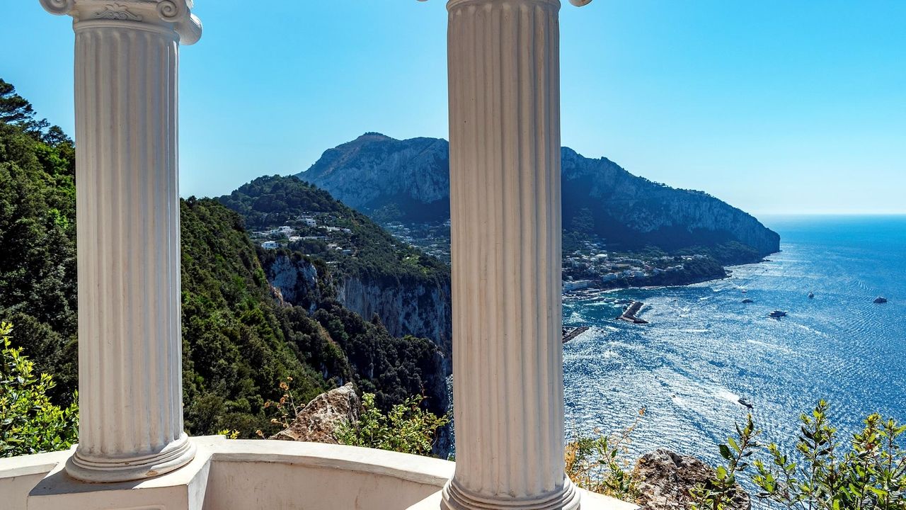 Friends are joining in on couples' honeymoons. It's called the ...