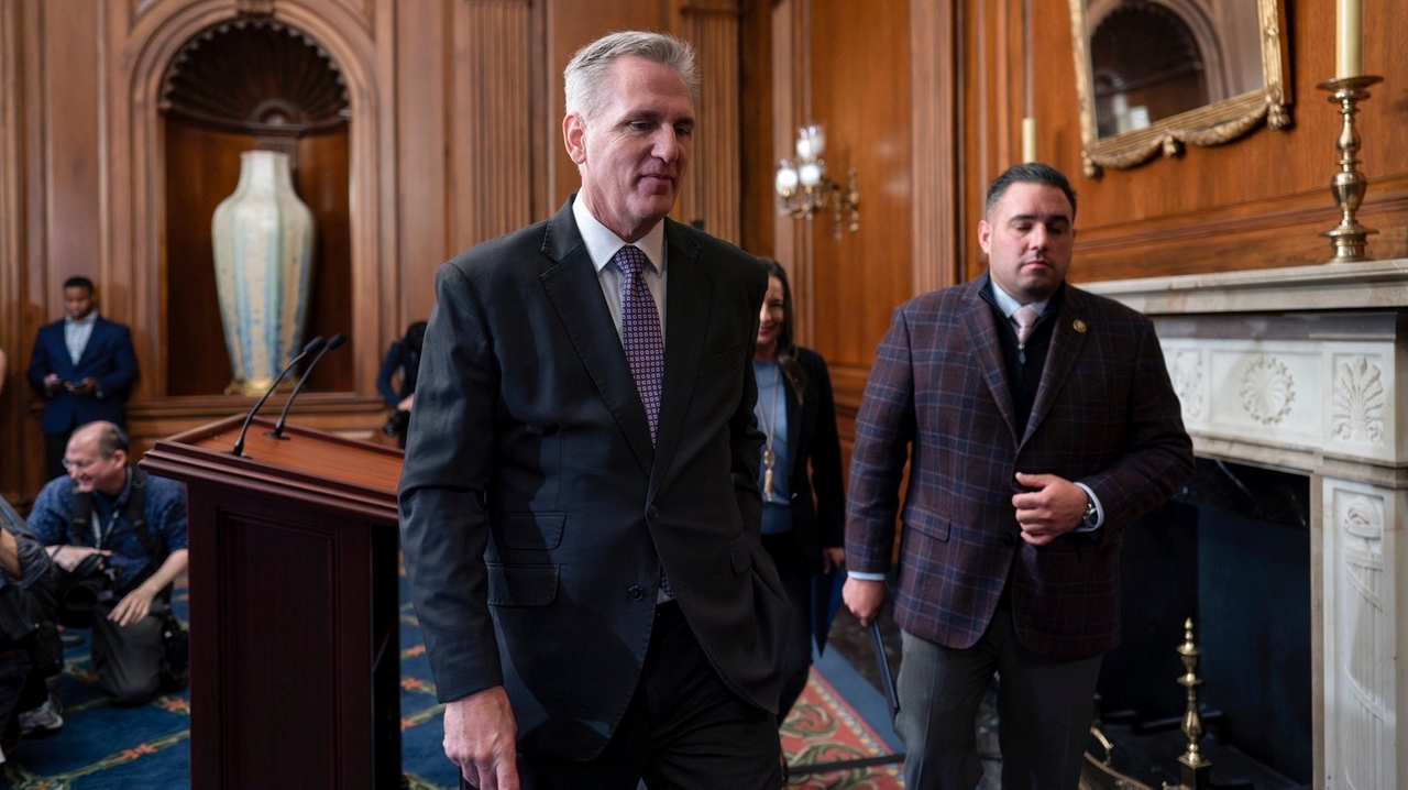 Rep. Anthony D'Esposito in upfront role beside Kevin McCarthy in shutdown fight - Newsday