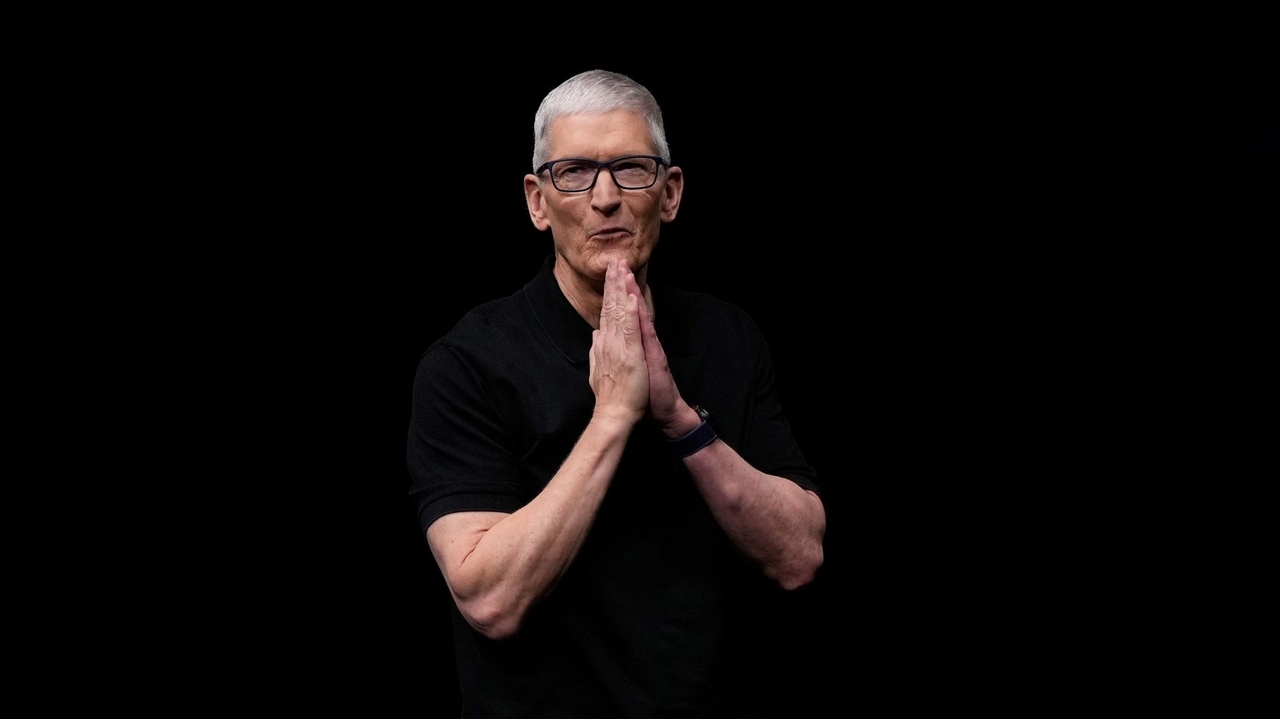 Tim Cook will step down as Apple CEO and hand reins over to the iPhone ...