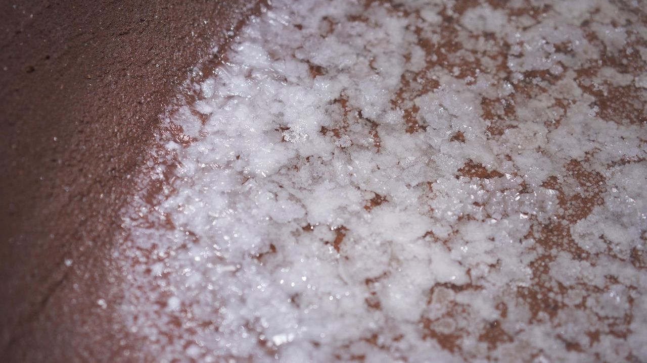 How Native familes make salt at one of Hawaii's last remaining salt ...