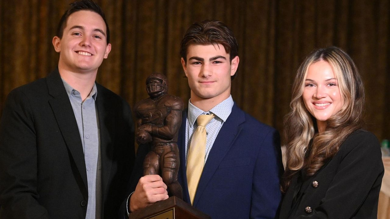Wantagh football's Dylan Martini wins Thorp Award as best player in ...