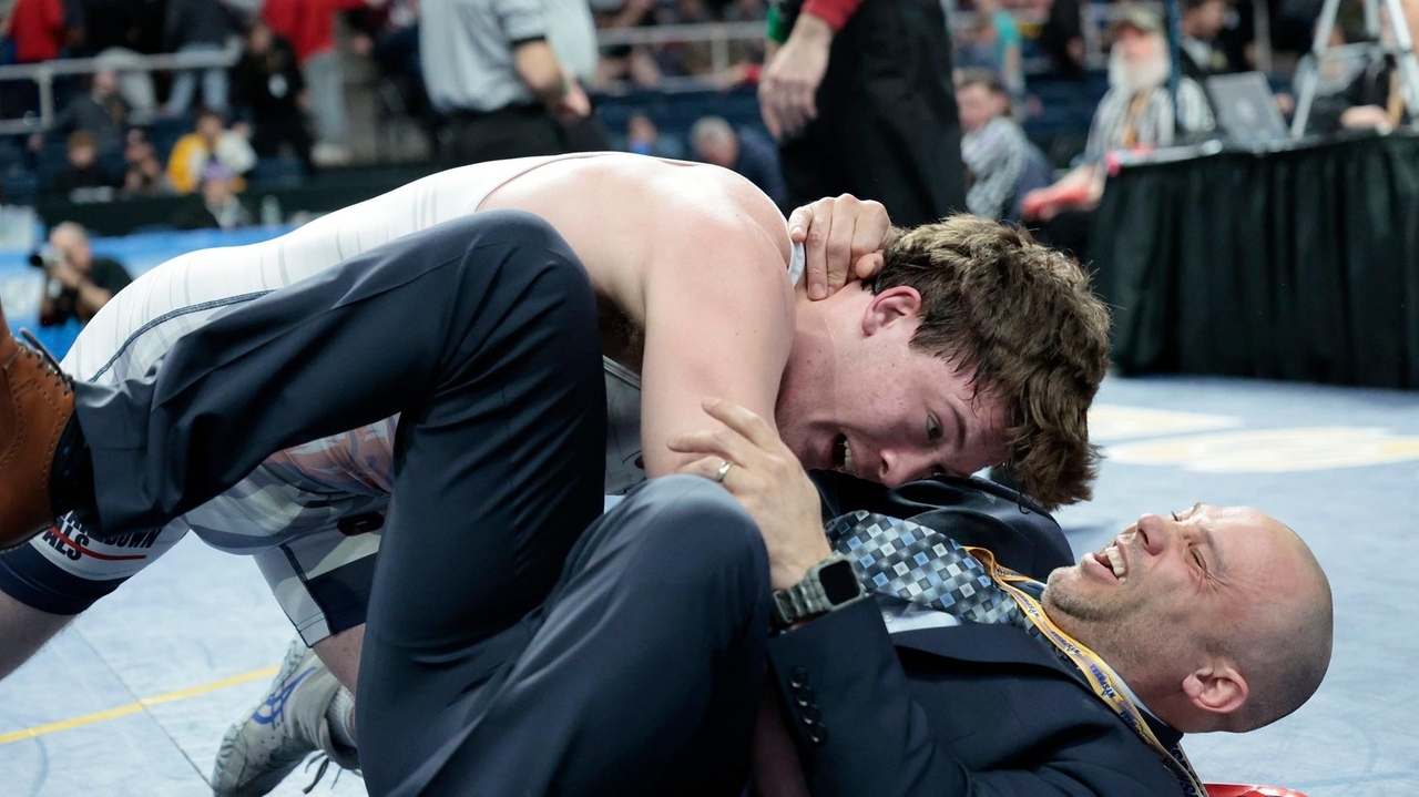 CSH's Meak wins 190-pound Division II state wrestling crown - Newsday