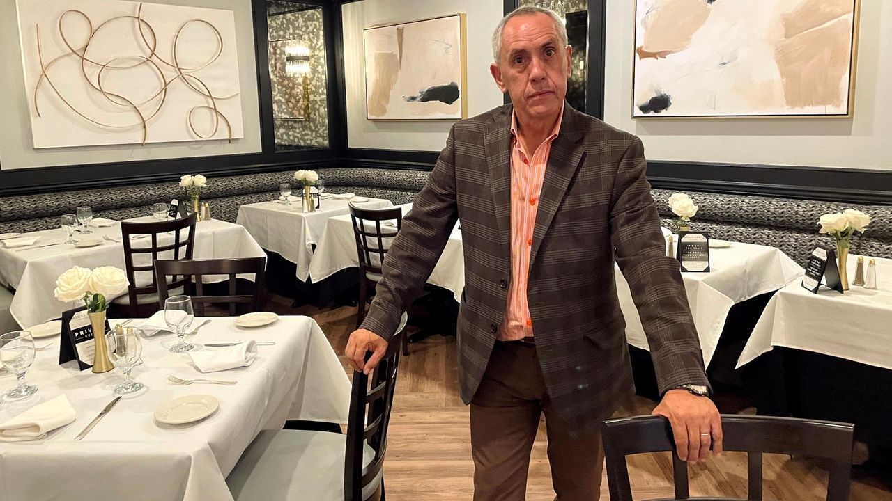 Italian restaurant Mezza Luna opens in Hauppauge - Newsday