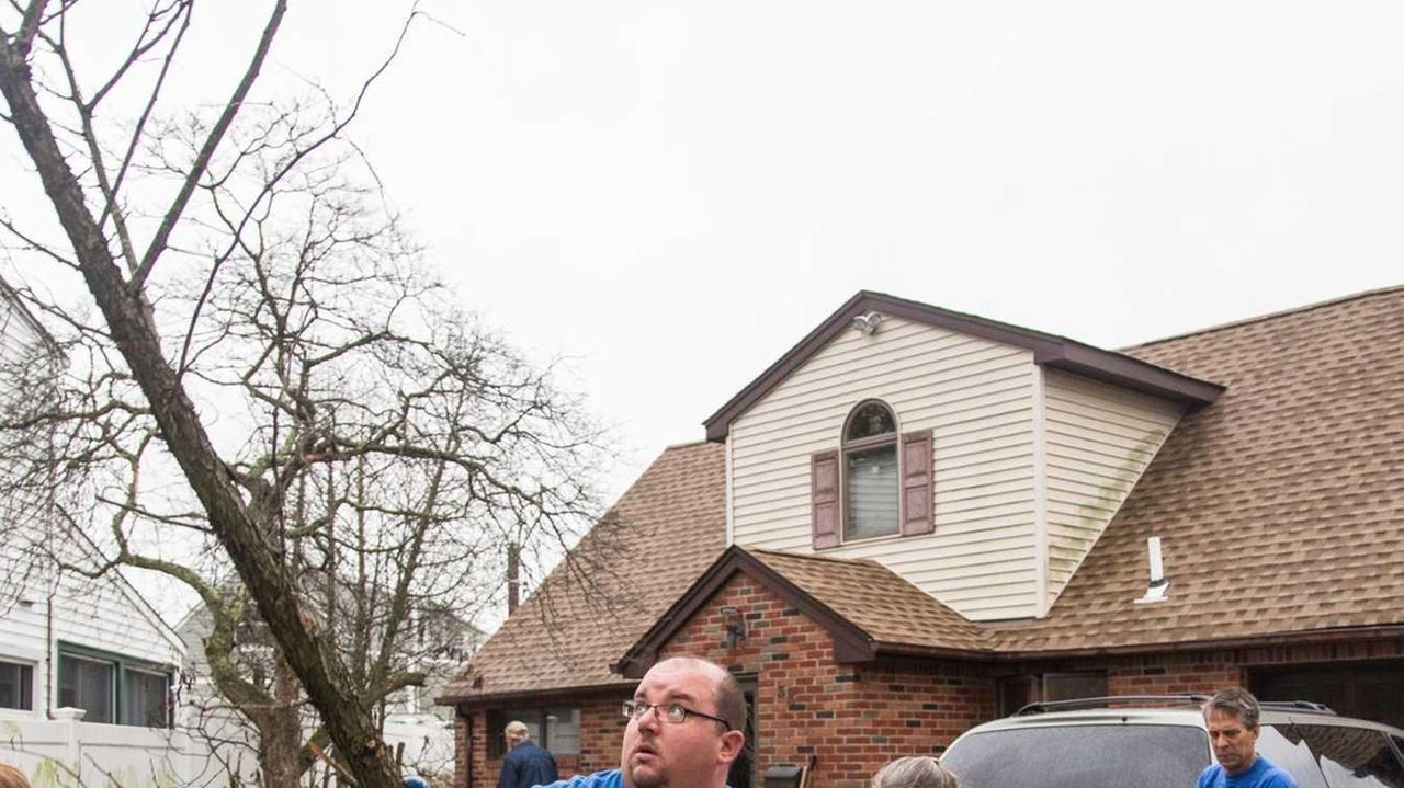 Superstorm Sandy volunteers staying out of politics - Newsday