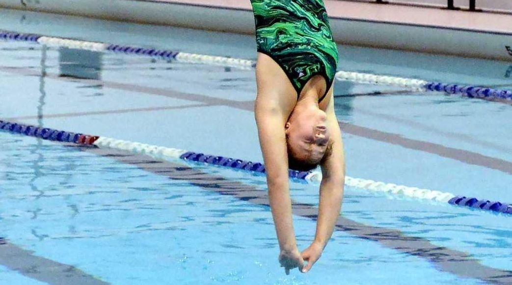 Lindenhurst’s Grace Reeves making a big splash - Newsday