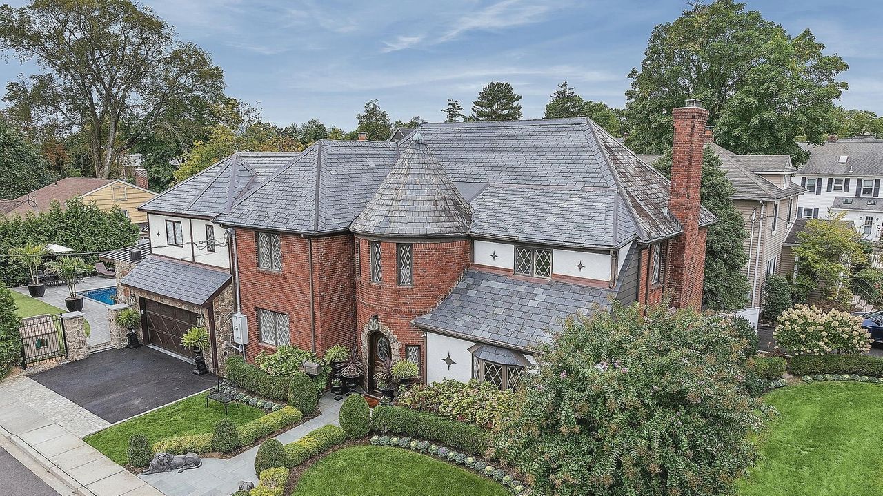 Renovated $2.65 million Rockville Centre Tudor honors its 1930s build ...
