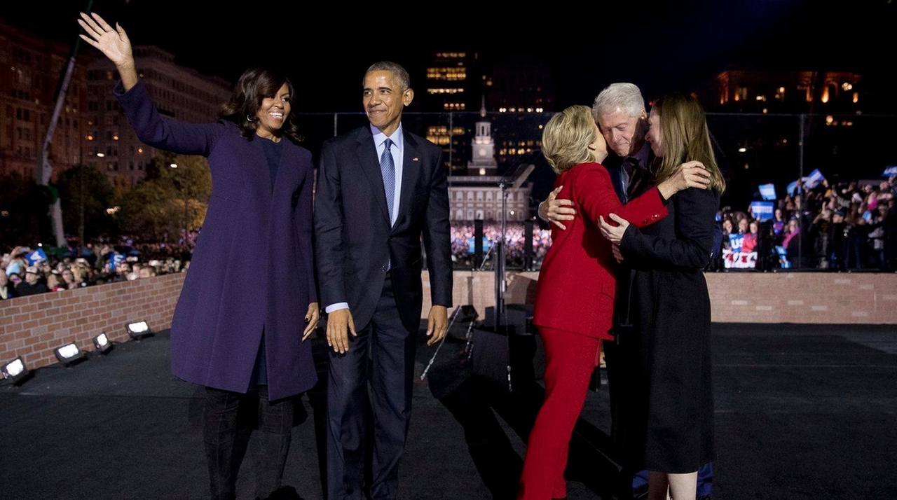 Hillary Clinton stumps in Philly with presidential entourage - Newsday