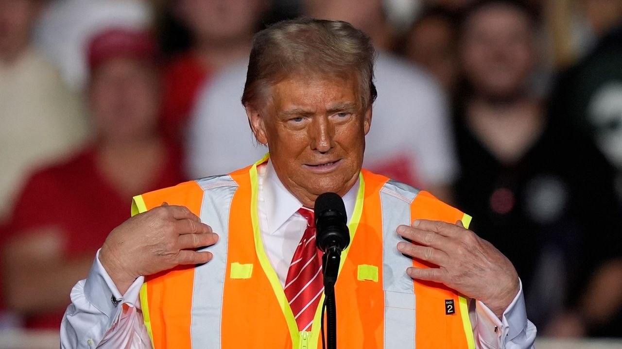 Trump campaigns with Packers legend Brett Favre at rally in Green Bay ...